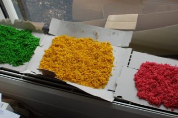 Spelend leren met gekleurde rijst - Juf Maike